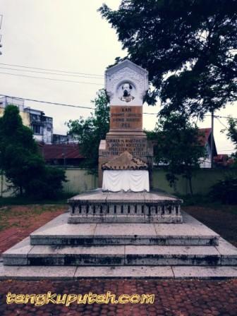 Peucut Kherkoff Makam Jenderal Pel dari depan | Tengkuputeh
